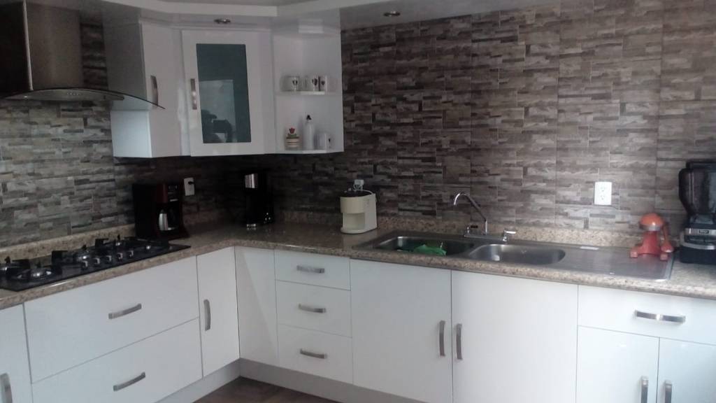 Cocinas en escuadra, brillo directo con cubierta en formica original de ...