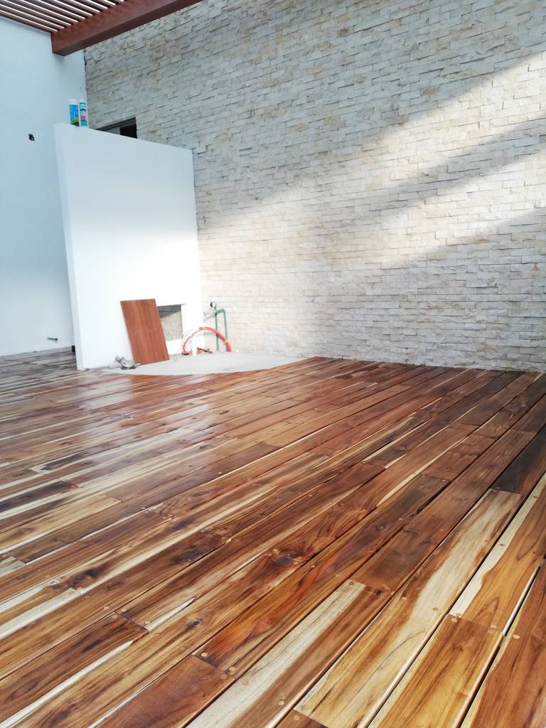 Proceso final de la colocación de un firme deck teka. | homify