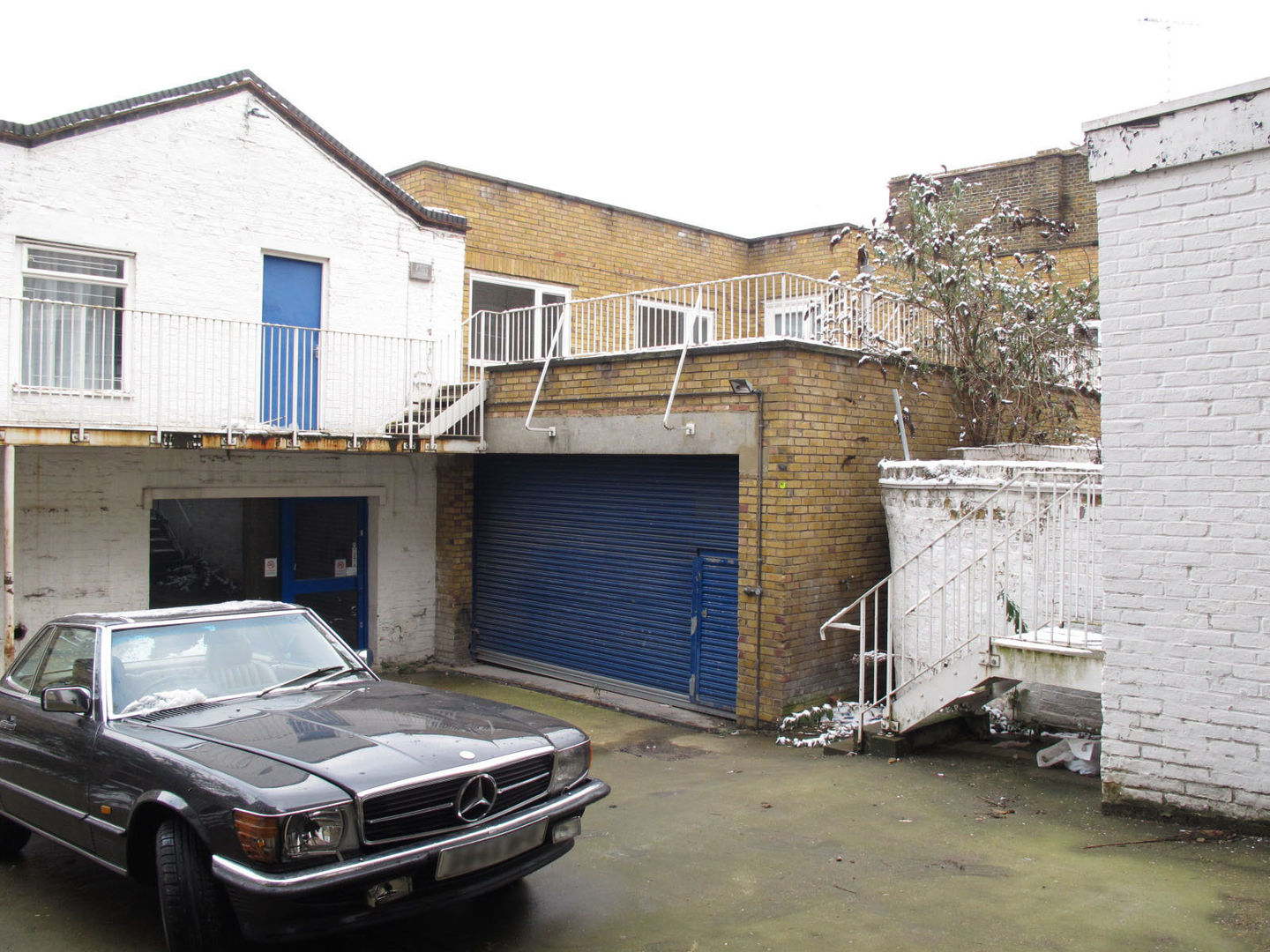 Before & after: 낙후 지역 내 건축물 개조 사례 - The gables, London | 호미파이 & homify