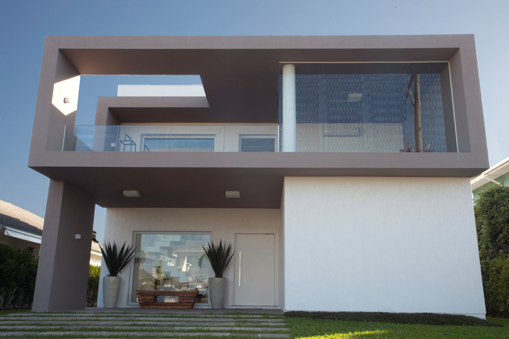 Une Maison Simple à l'Extérieur mais Pleine de SURPRISES Dedans!! | homify