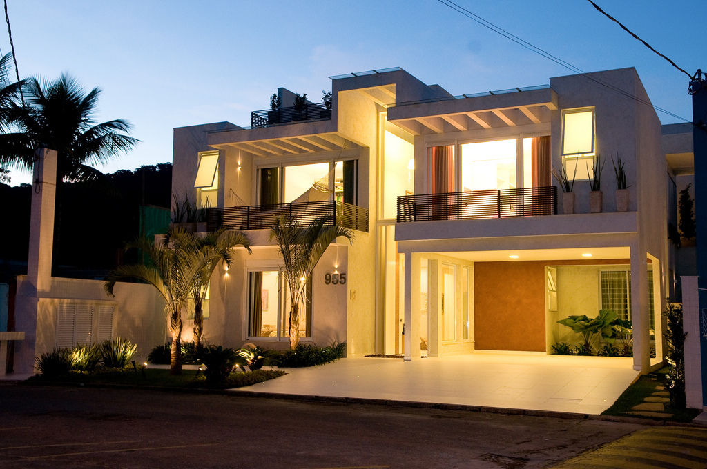 A stunning double-storied family home | homify