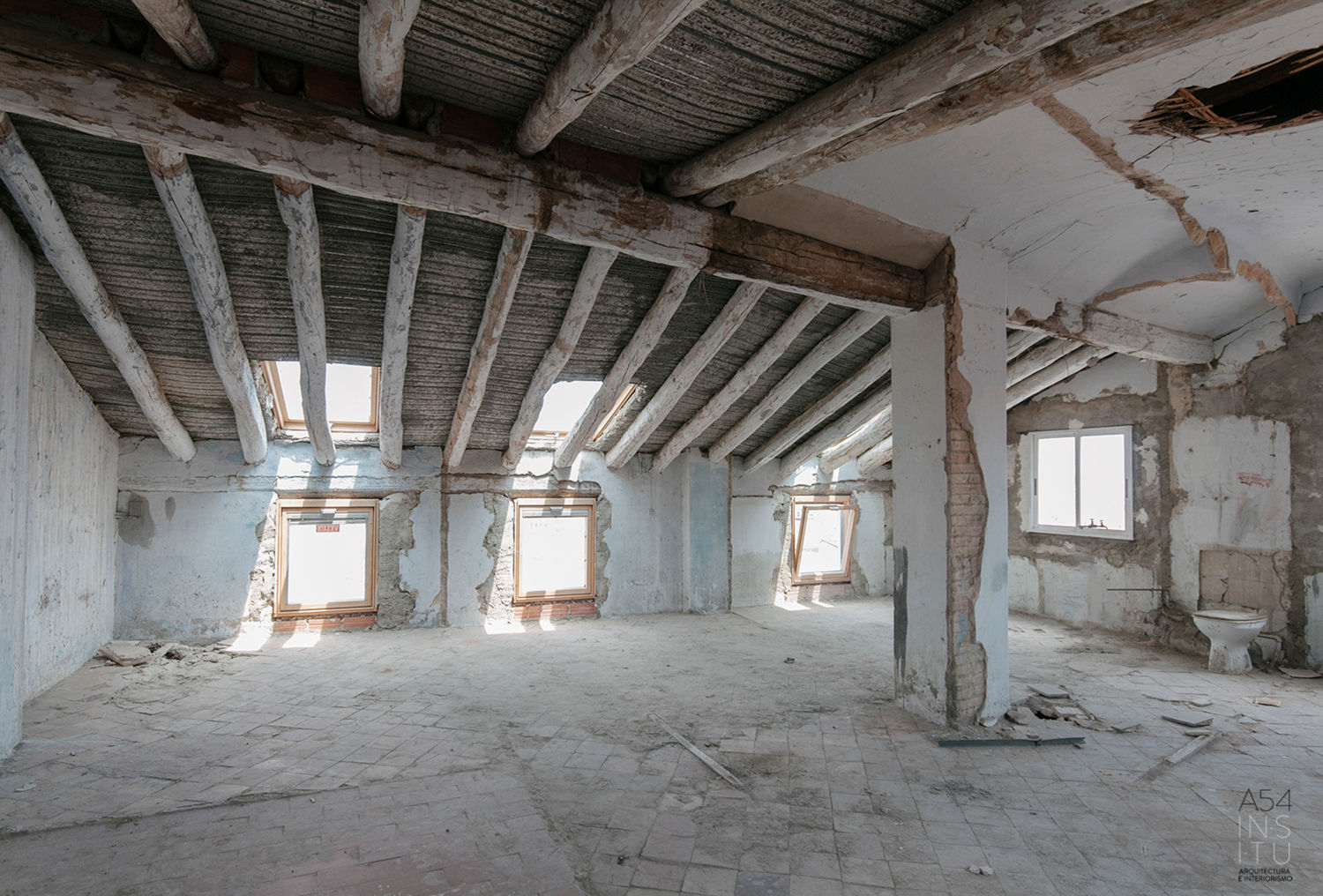 Convirtieron este ático abandonado en un piso rústico modernísimo | homify