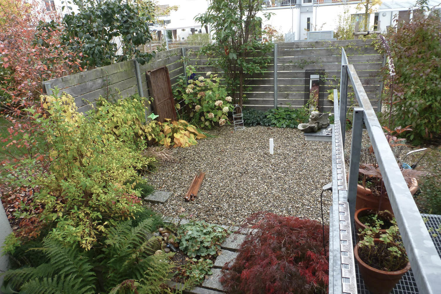 This grey garden becomes a bold and bright patio | homify