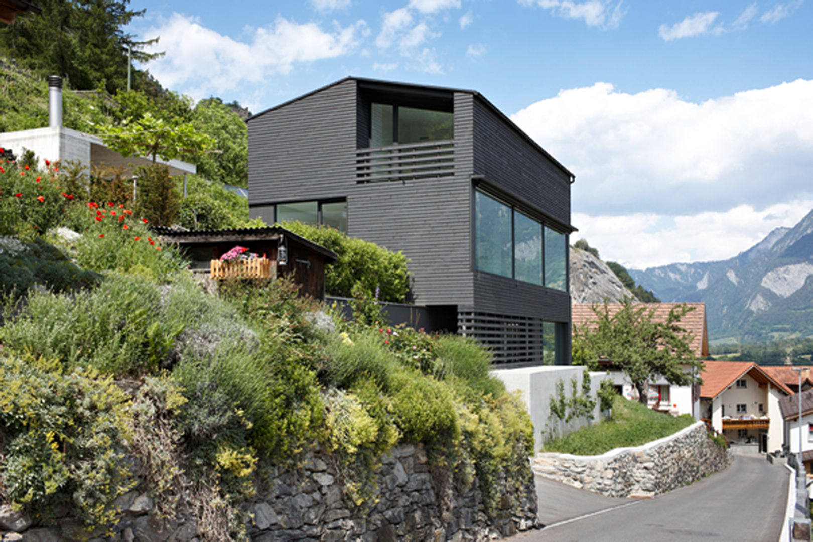 The home on a hillside that balances light and dark | homify