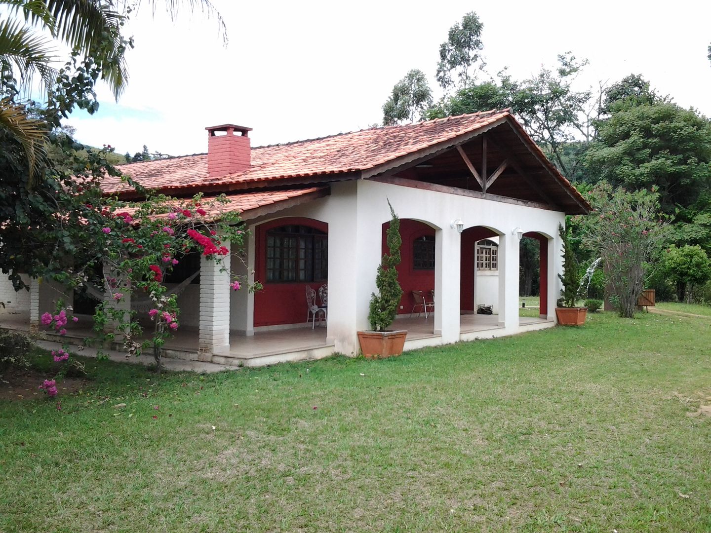 A rustic cottage with simple interiors and beautiful decor | homify