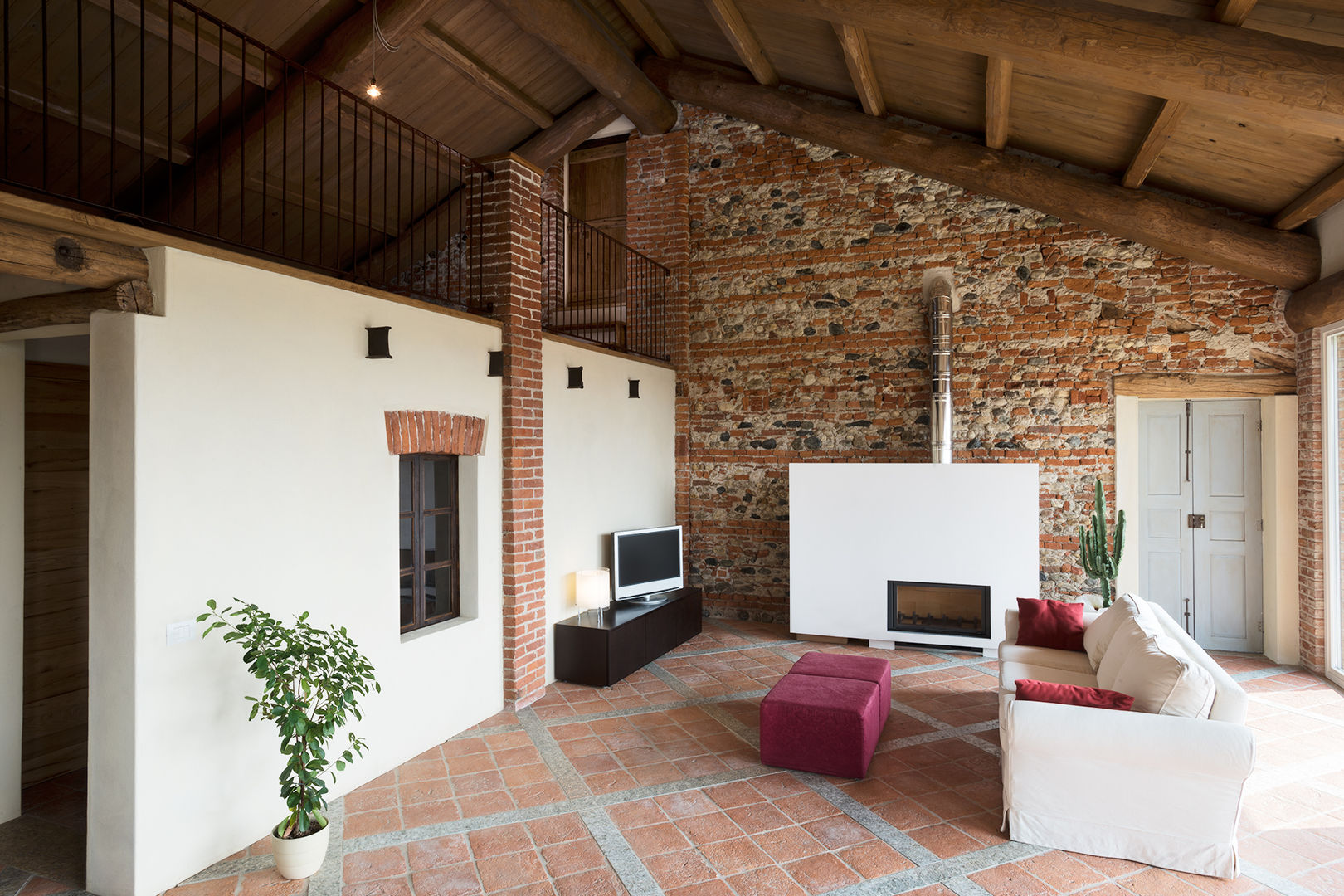 Un'Affascinante Cascina Ristrutturata in Chiave Moderna in Piemonte ...