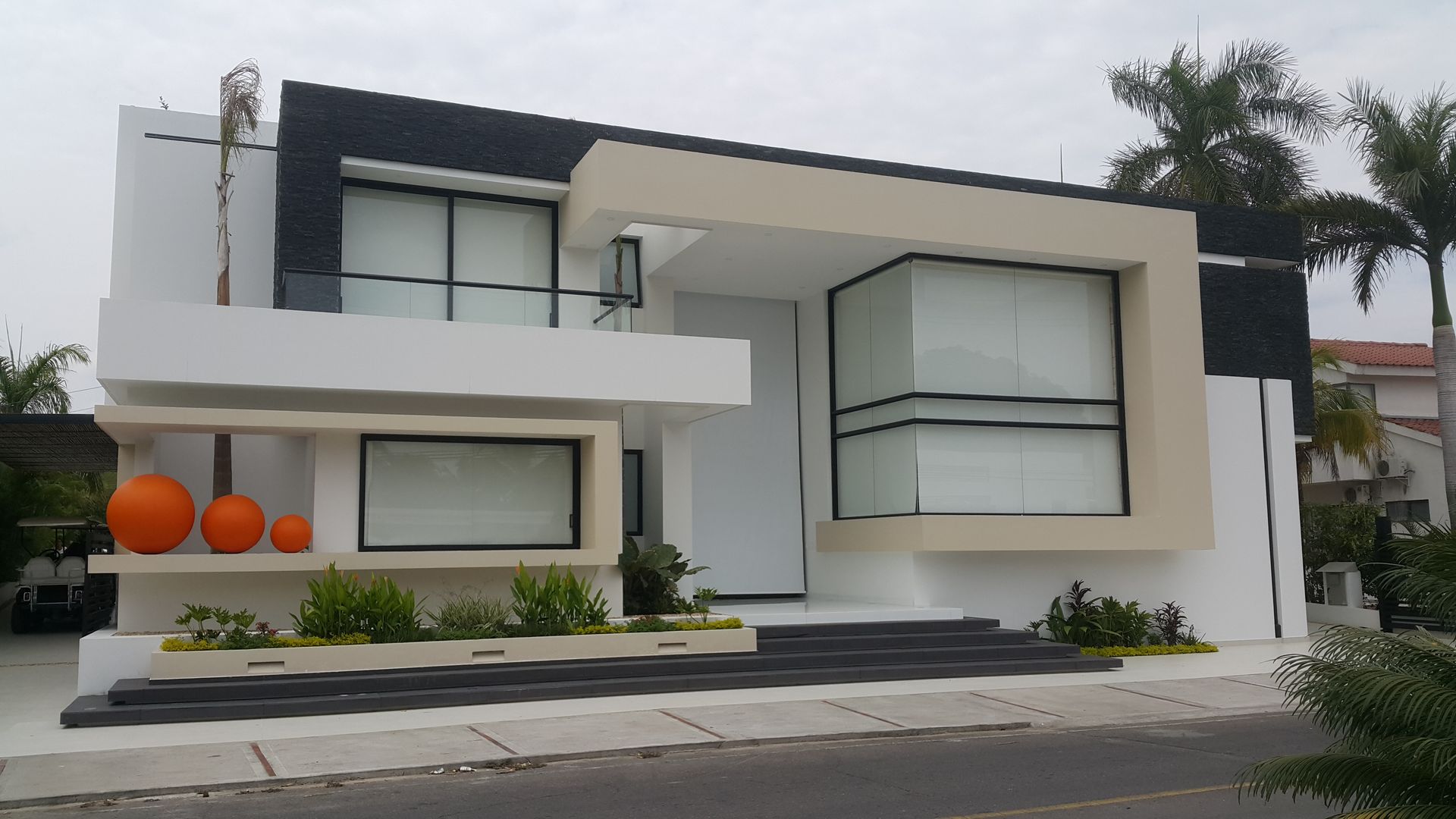 Avant Garde Design Rules in this Ultramodern House | homify