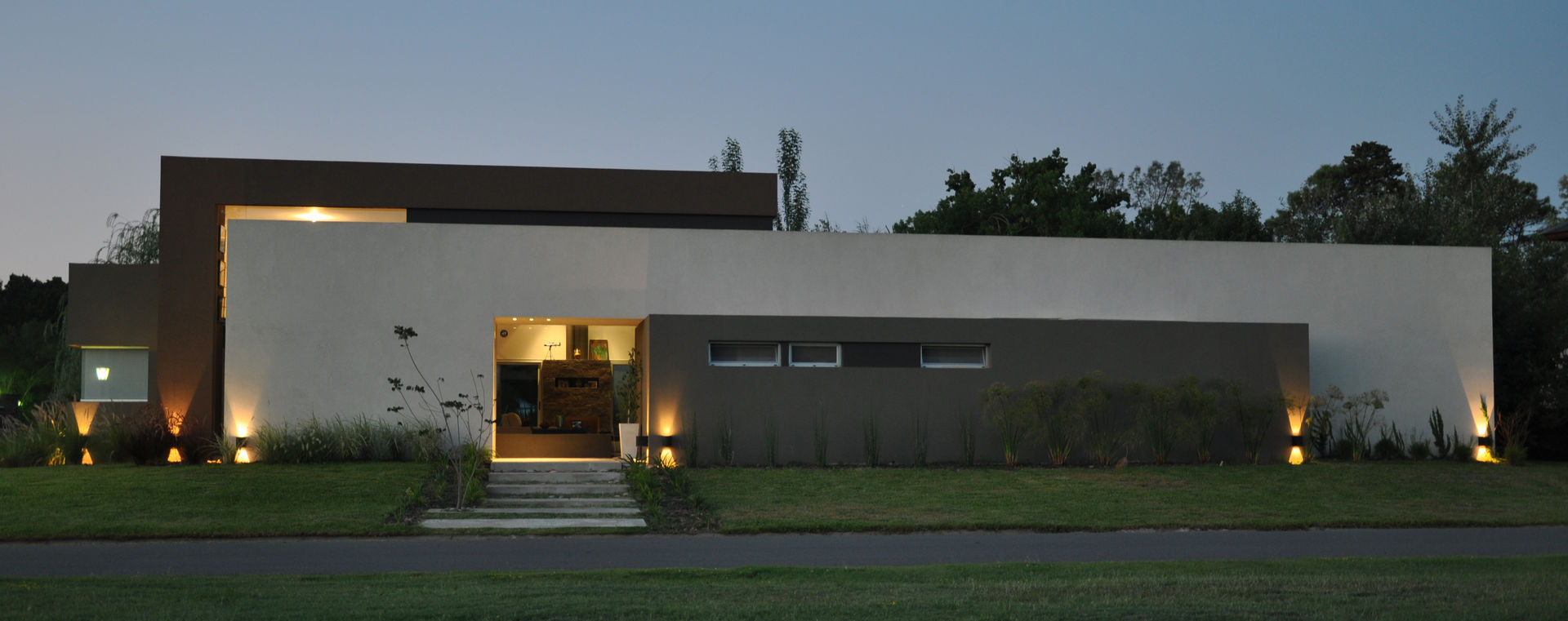 Fachada de casa discreta con interior sensacional | homify