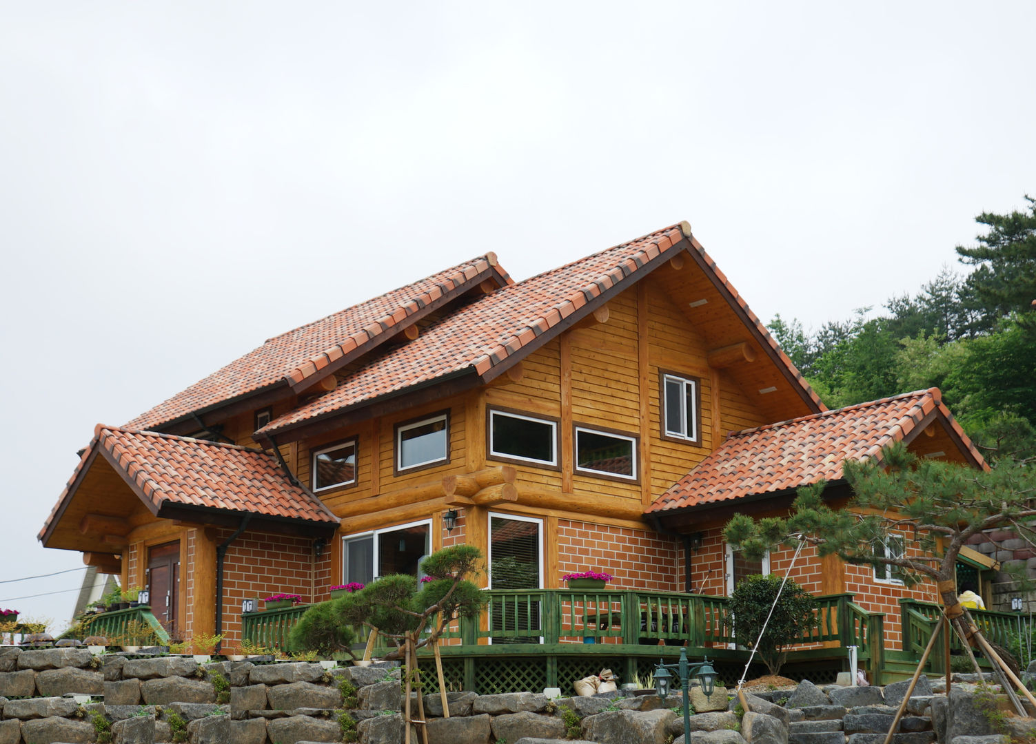 A modern yet traditional timber home in Korea | homify