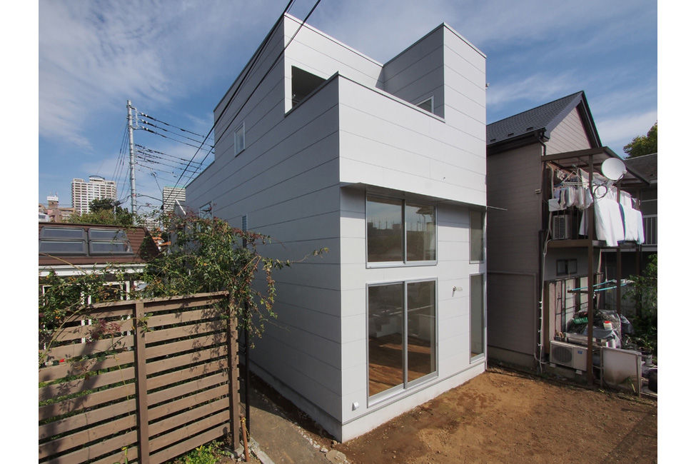 A surprisingly spacious narrow home | homify