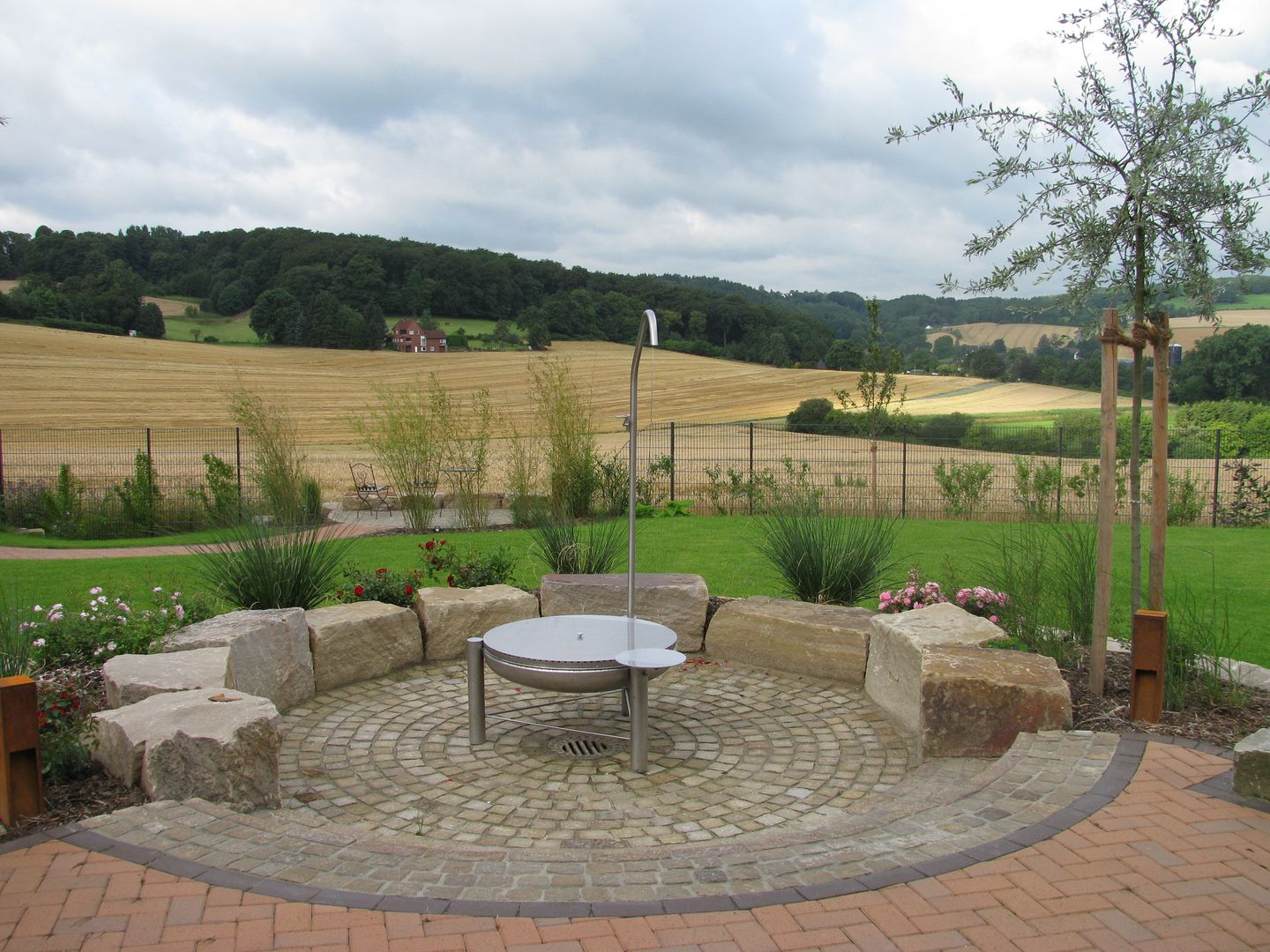 Schone Grillplatz Im Garten Bild