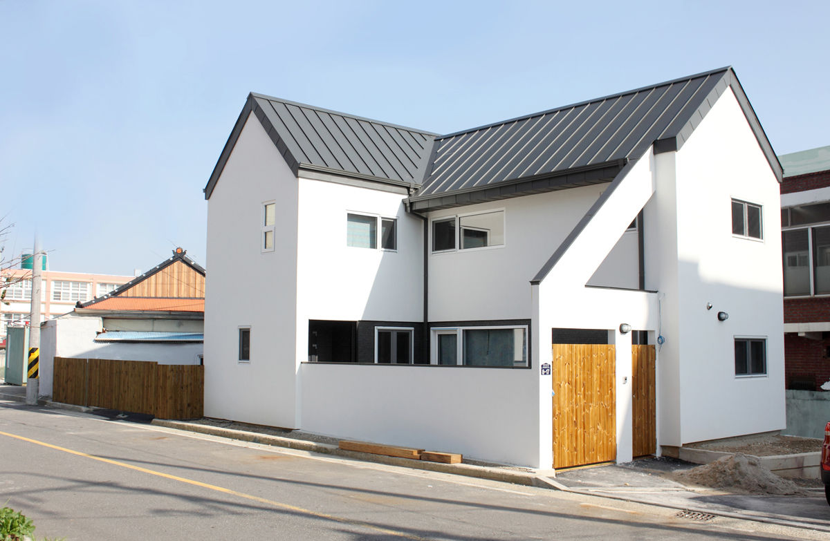 A simple L-shaped family home you can build on budget | homify