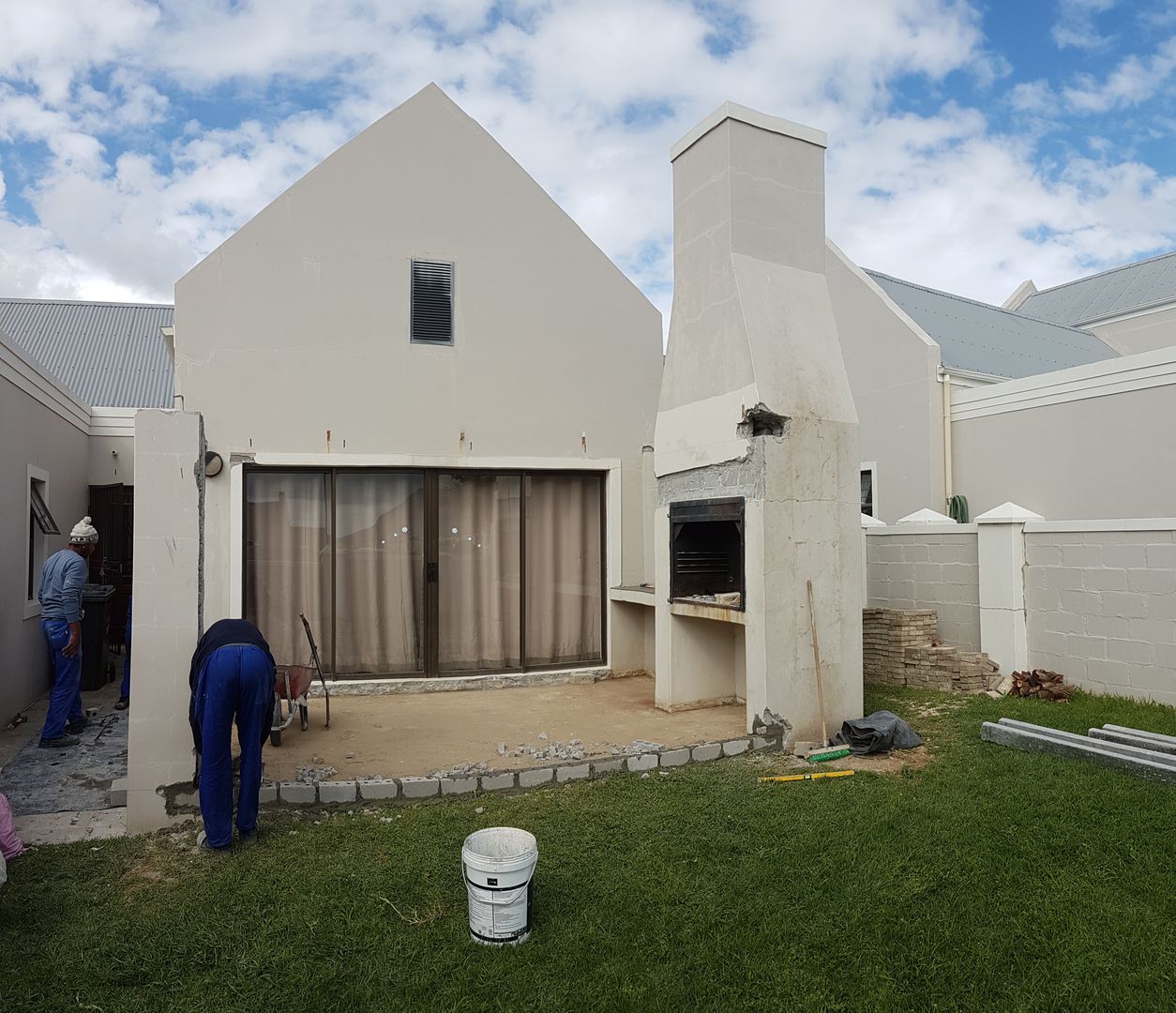 Home improvement: a family builds a braai room! | homify