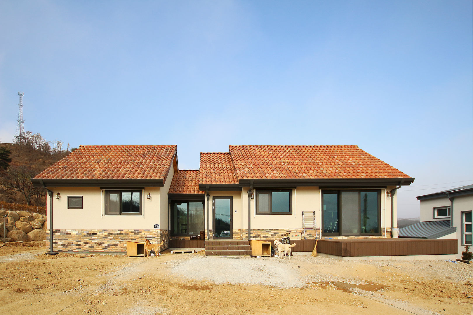 回應大地的家: 一間土色系的質樸山形屋頂平房 | homify