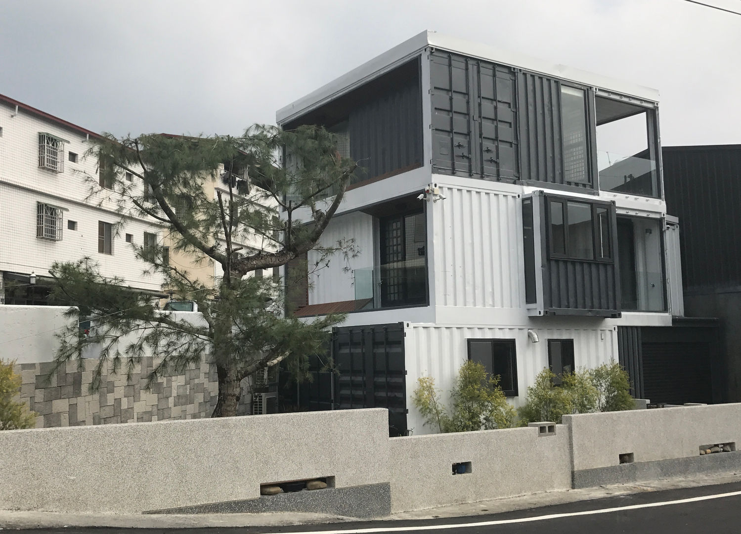 The amazing three-storey container home | homify