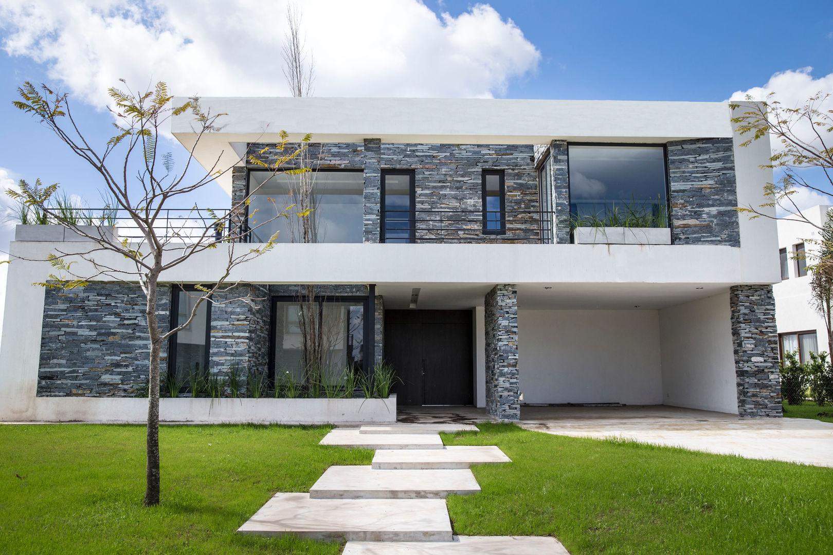 15 estilos para el garaje que se fusionan con la fachada | homify