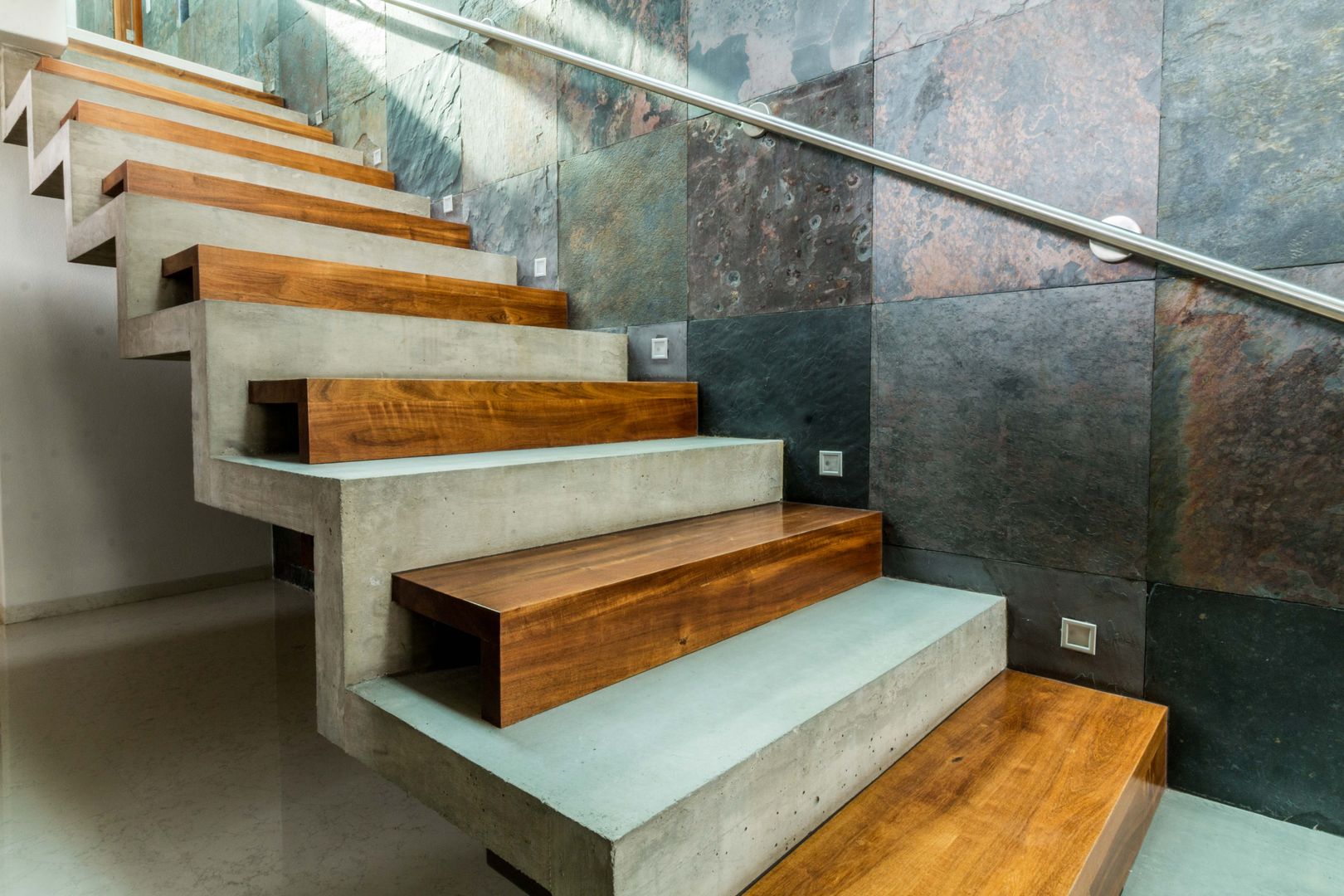 15 escaleras de madera para interiores y consejos para su mantenimiento ...