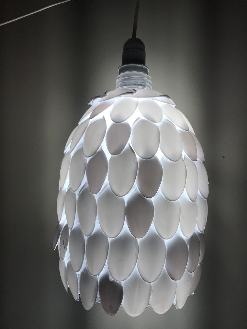 Como fazer um candeeiro com colheres de plástico: tutorial de 8 passos ...