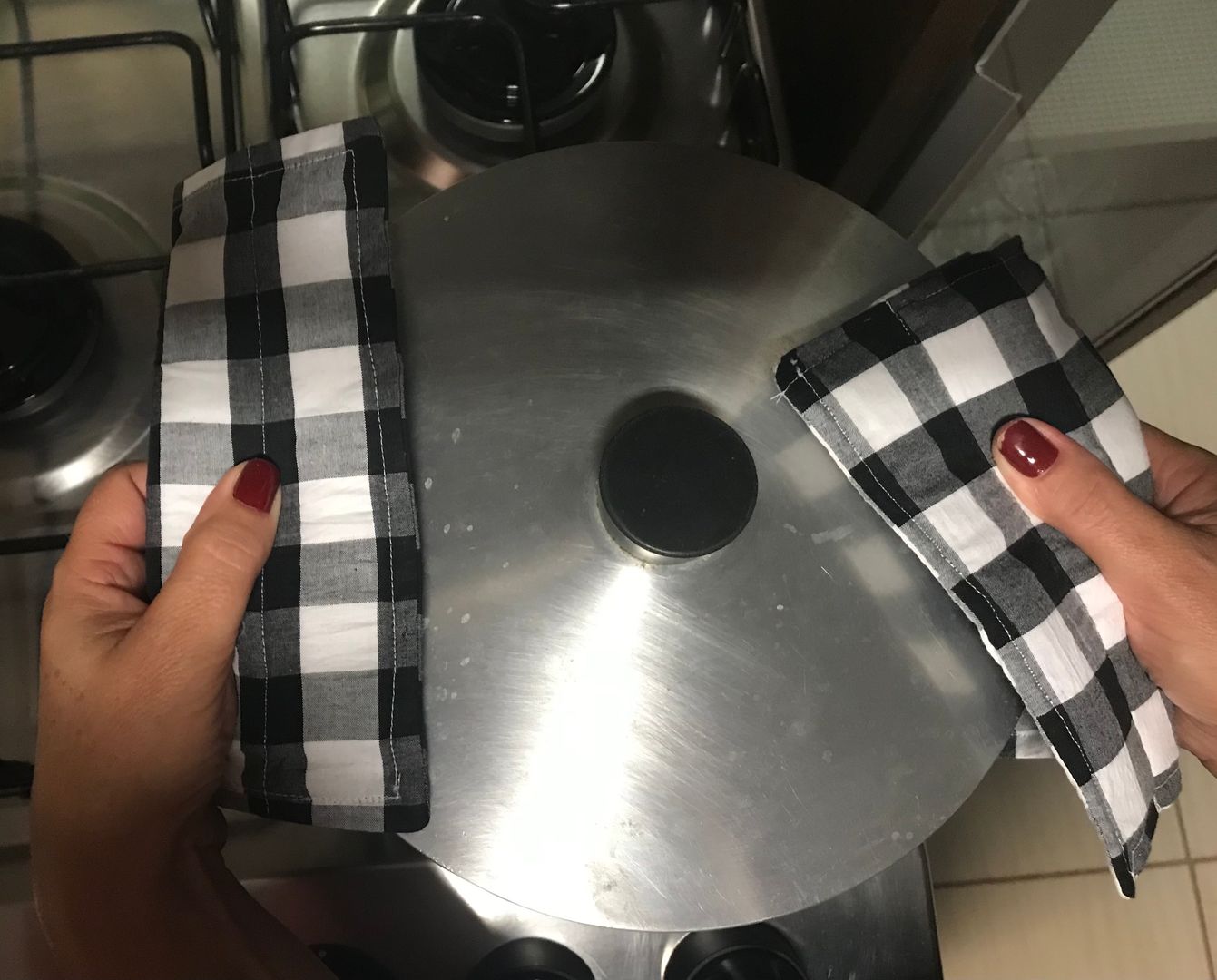 How To Make Quilted And Insulated Pot Holders At Home In 8 easy steps ...