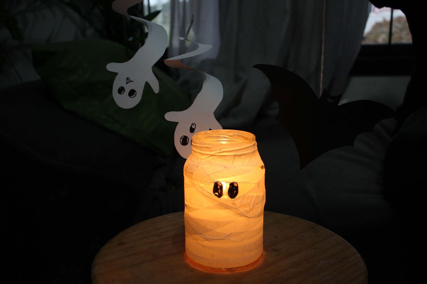 Easy Halloween Décor Idea: DIY Mason Jar Mummy Lantern Craft [8 Simple ...