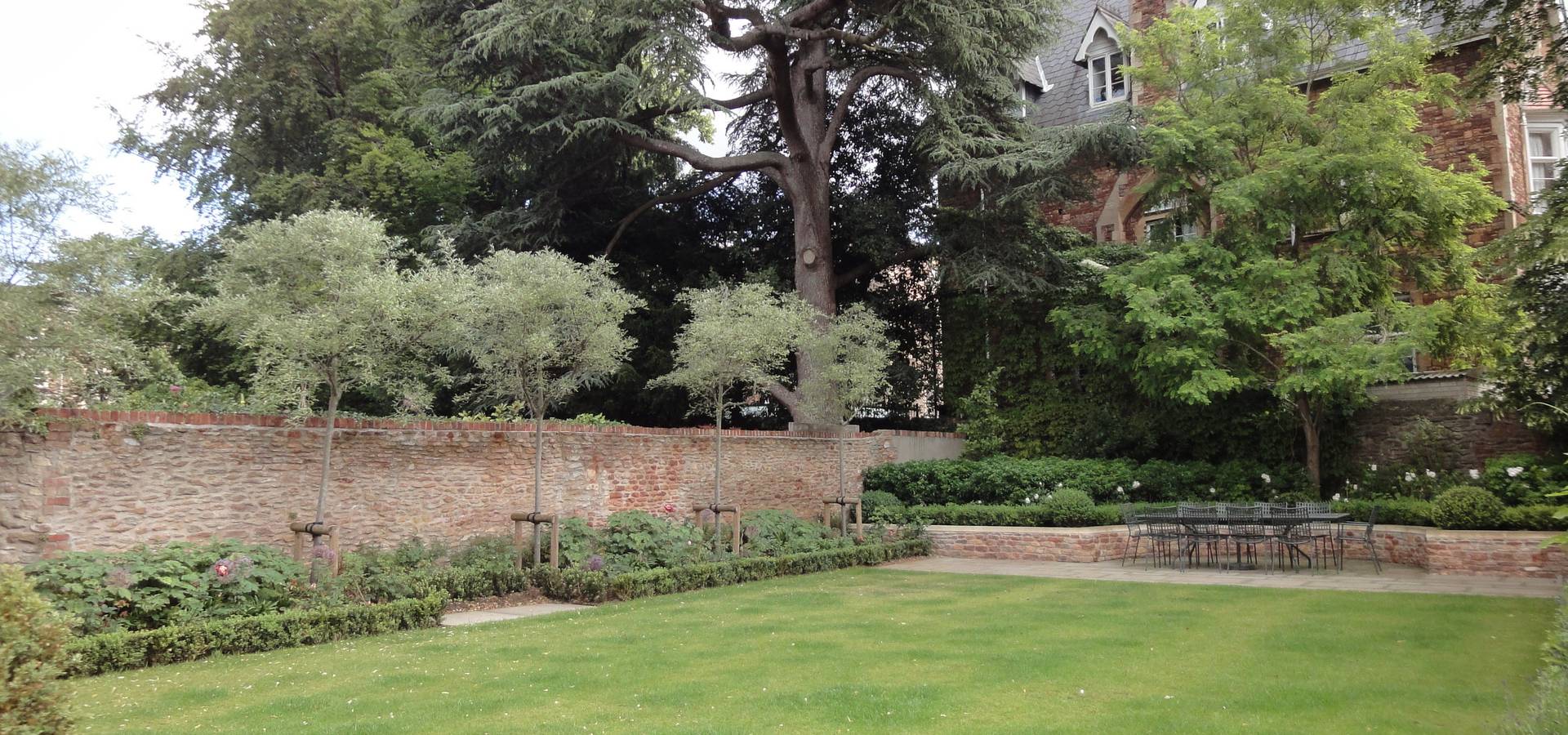 Alex Johnson Landscape Design: Acessórios de jardinagem em Bristol | homify