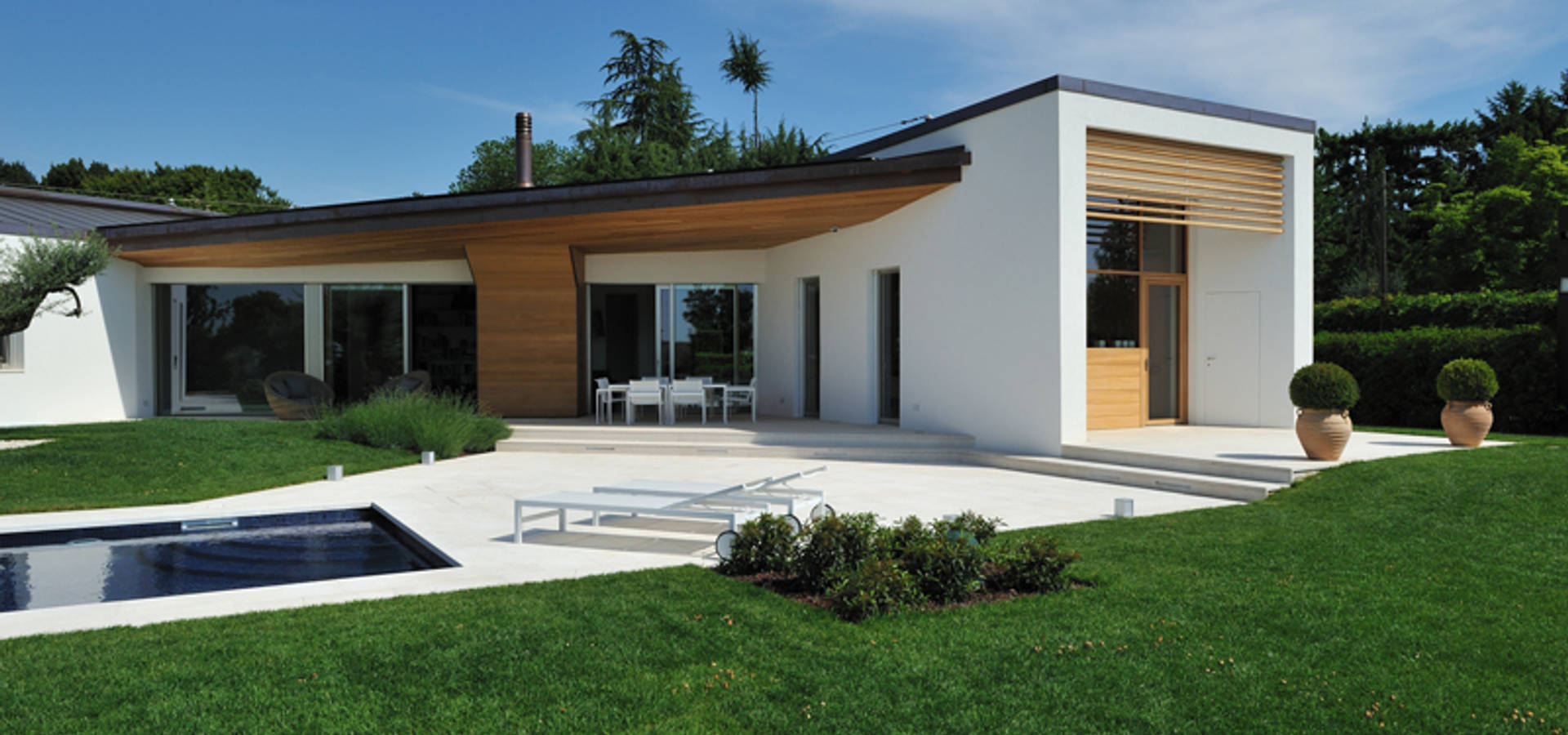 Stile moderno per una villa in legno di Woodbau Srl | homify