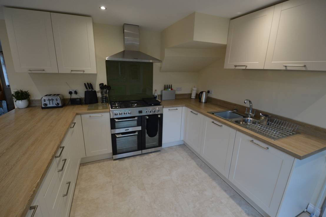 Shaker style in Magnolia White with Prima Rural Oak laminate worktops ...