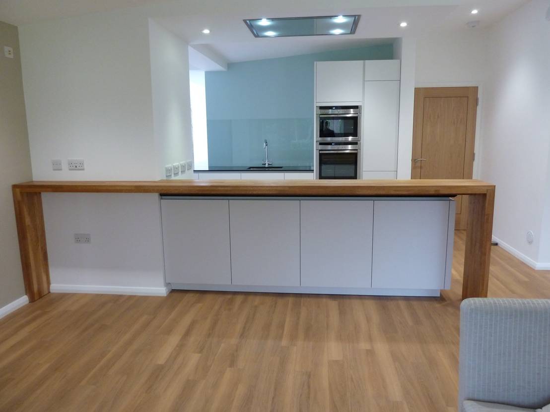 Handless kitchen in Matt White lacquer with sharksnose edge profile on ...