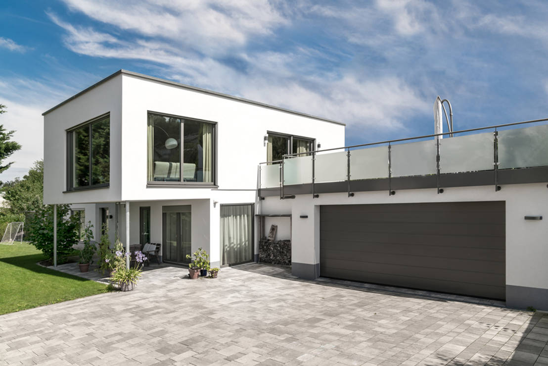 Moderne Flachdachvilla im Bauhausstil mit architektonischen Highlights ...