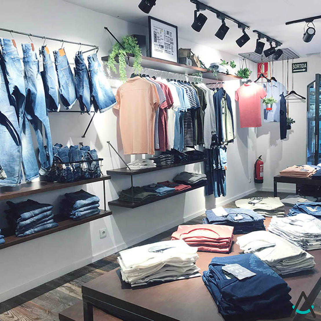 Proyecto diseño y distribución del local, decoración y mobiliario en ...