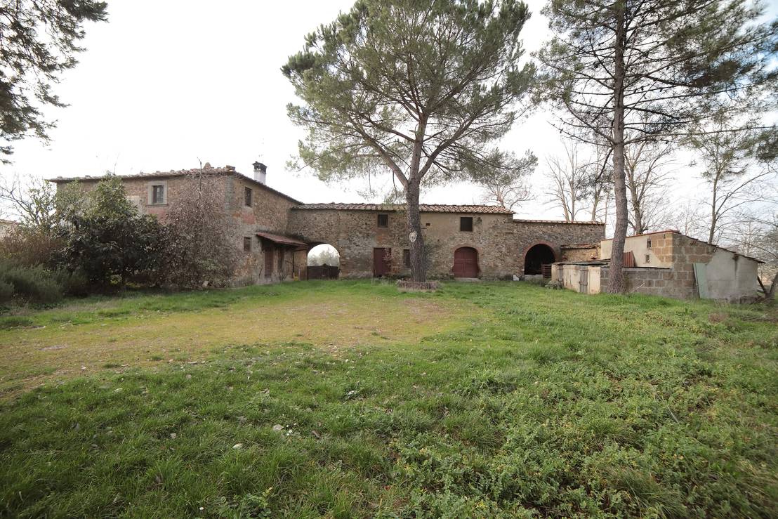 Casale Rustico in Pietra da ristrutturare - Quarata (Arezzo) | homify