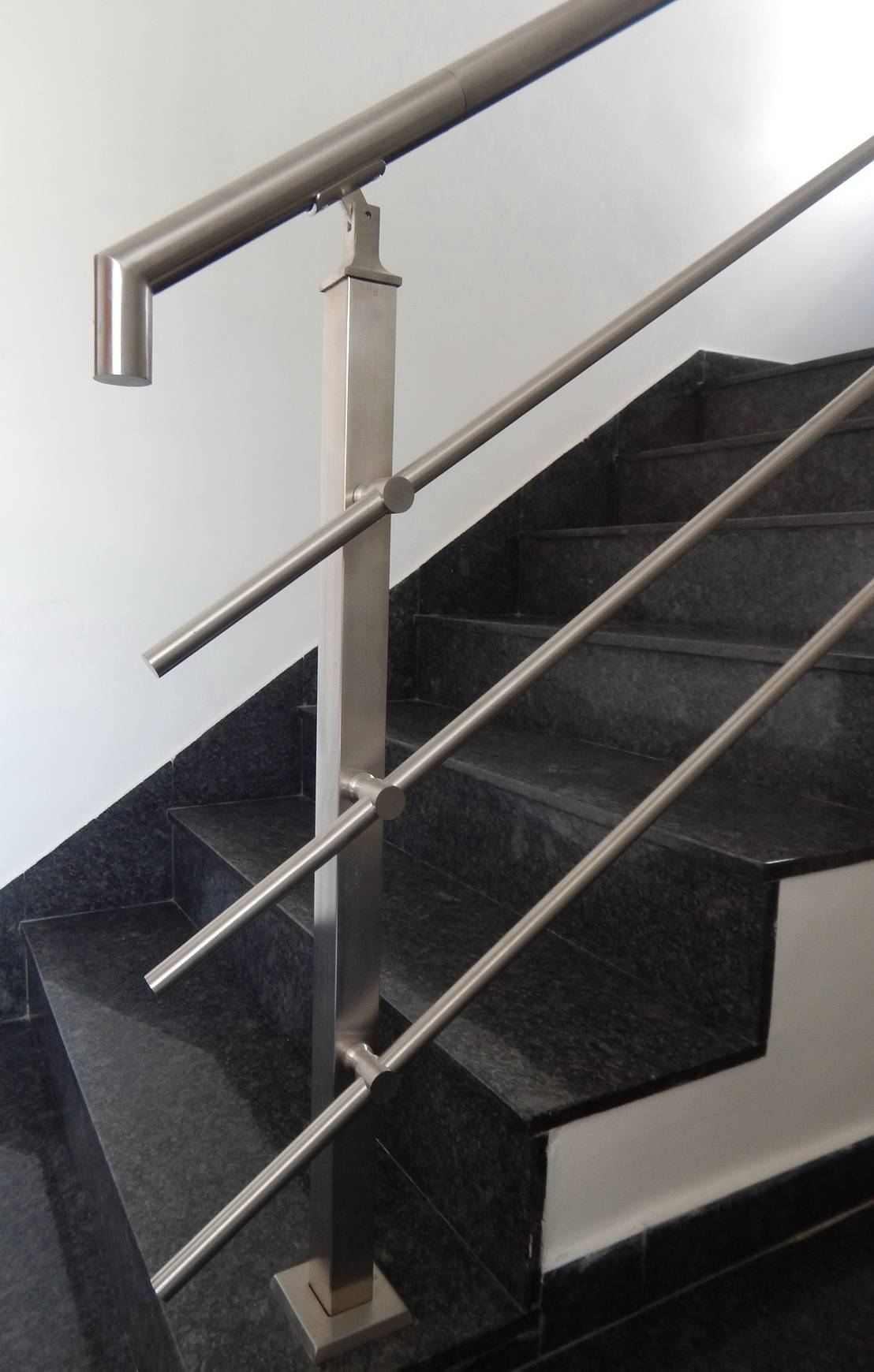 Top mounted Square Balustrade with Horizontal Railing system | homify