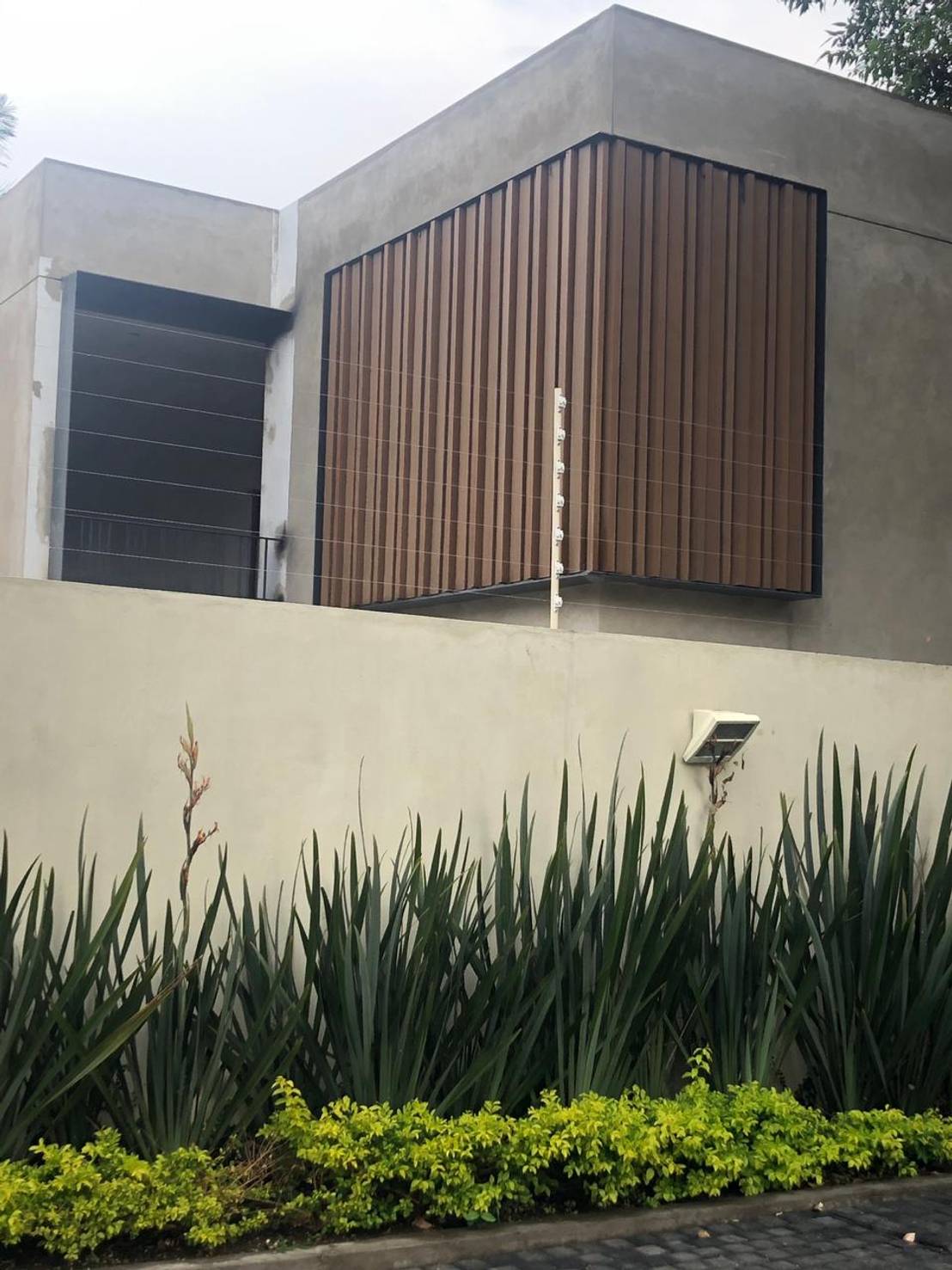 Louver vertical con vigas de madera compuesta | homify