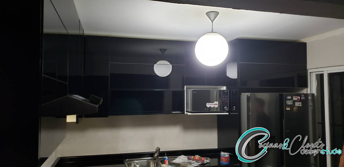 Cocina en "U" negro alto brillo y Metropolitan | homify