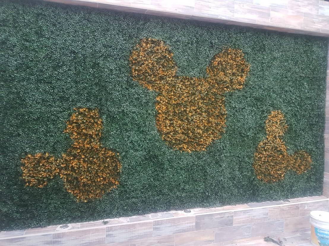 Muro verde y pasto sintético. | homify