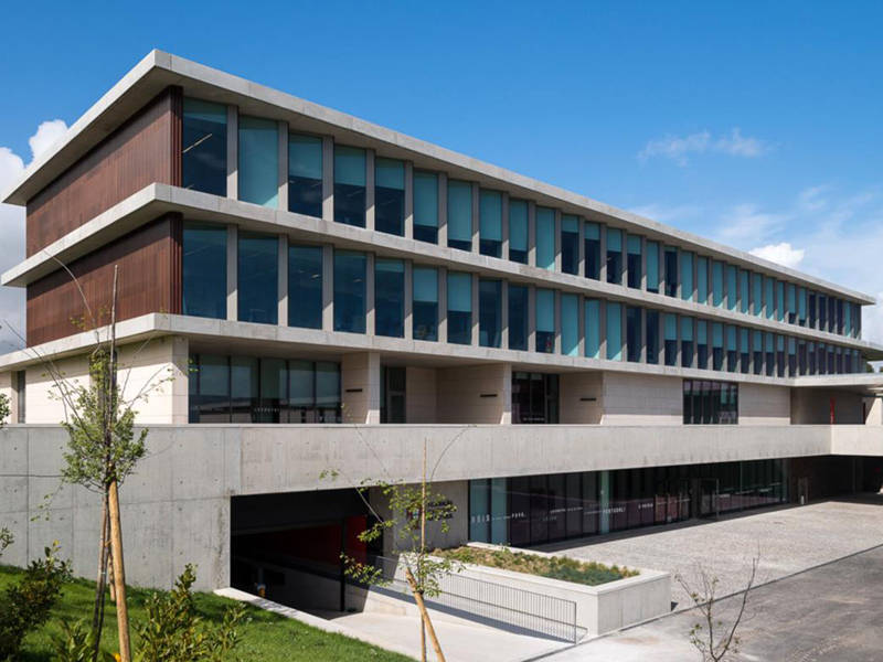 Revestimento personalizado e aplicado no edifício Cidade do Futebol | homify