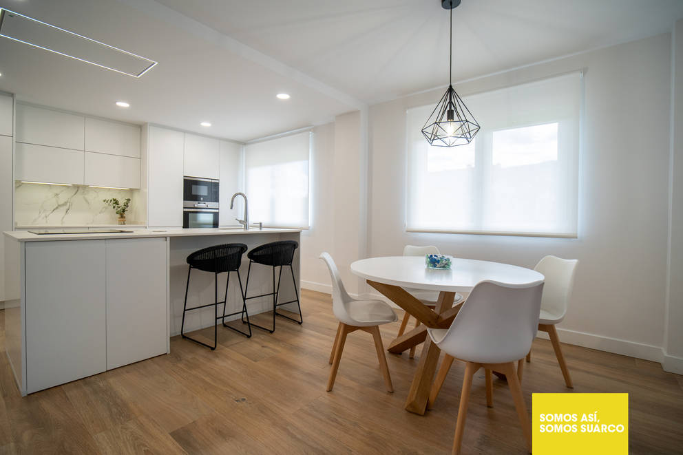 Cocina blanca moderna con isla abierta al salón | homify