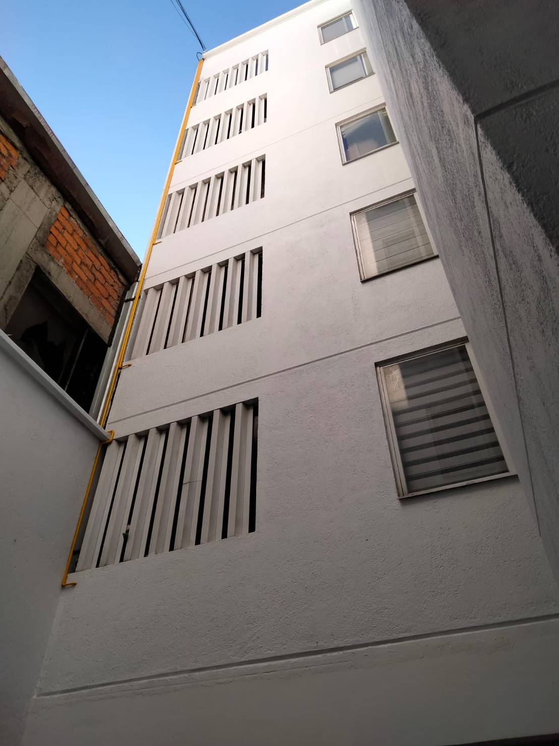 Aplicación de pintura sobre edificio de departamentos | homify