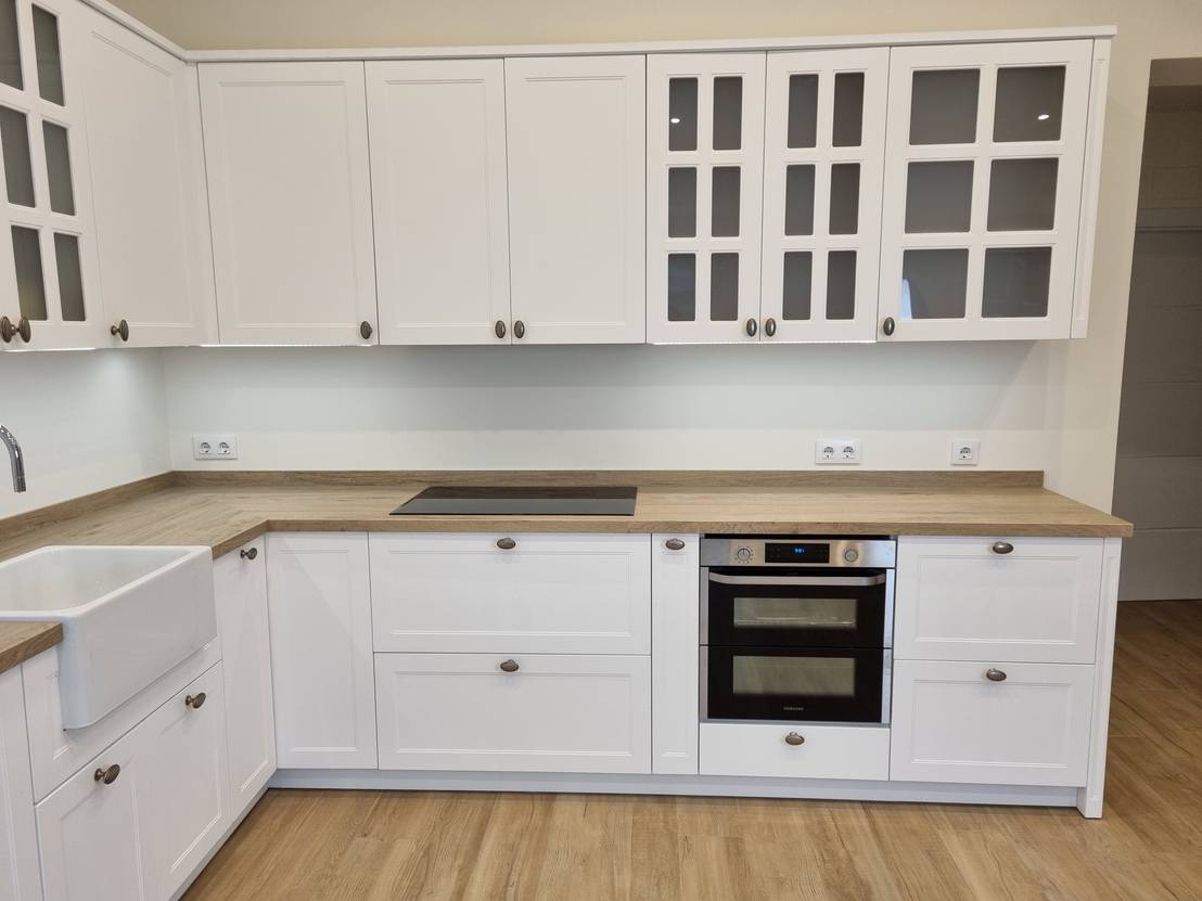 Cocina abierta en blanco y madera con puerta clásica | homify