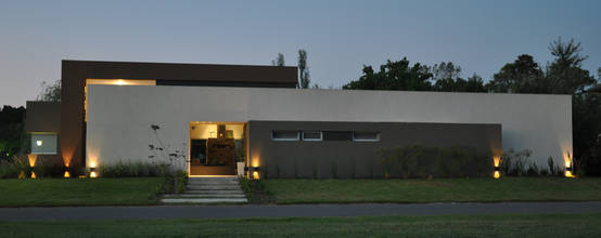 Fachada de casa discreta con interior sensacional | homify