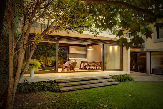 Contruyeron en el patio, una terraza para disfrutar con los amigos | homify