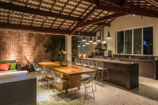 Un patio con terraza y asador ¡perfecta para recibir a los amigos! | homify