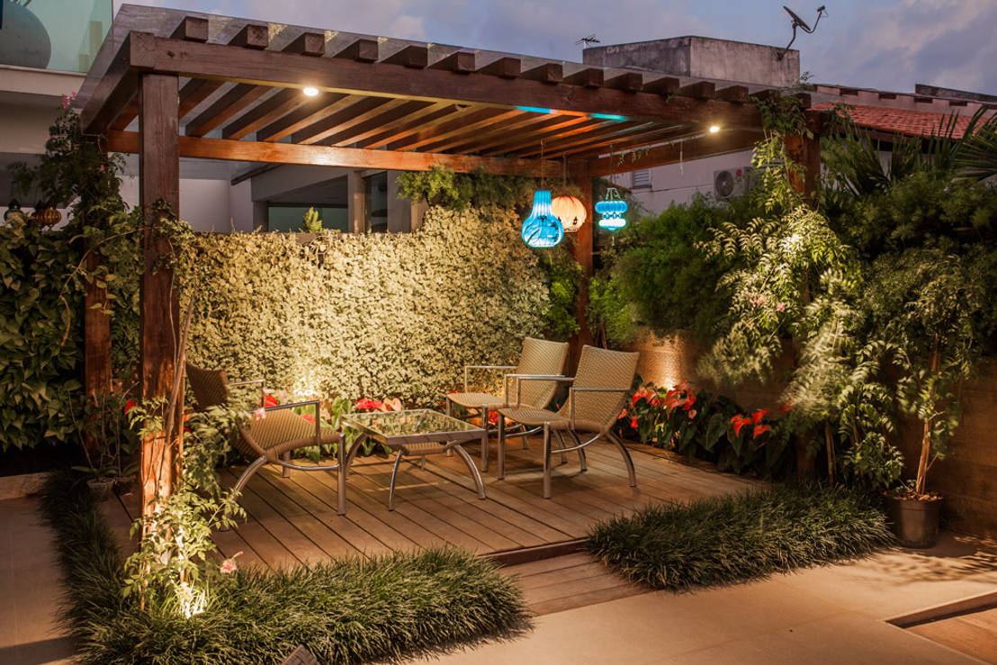 Casa com quintal bem decorado traz inspiração para desenhar seu lar