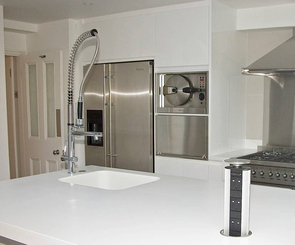 White gloss kitchen with corian worktops | 호미파이 & homify
