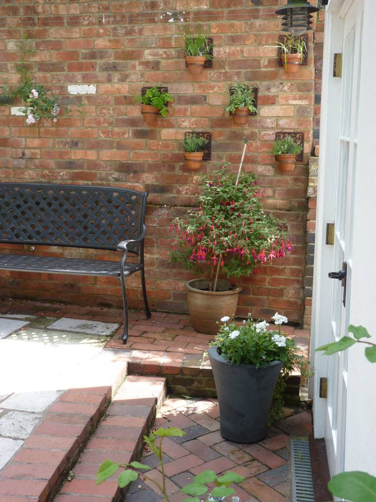Secret courtyard garden, cornus garden design | homify