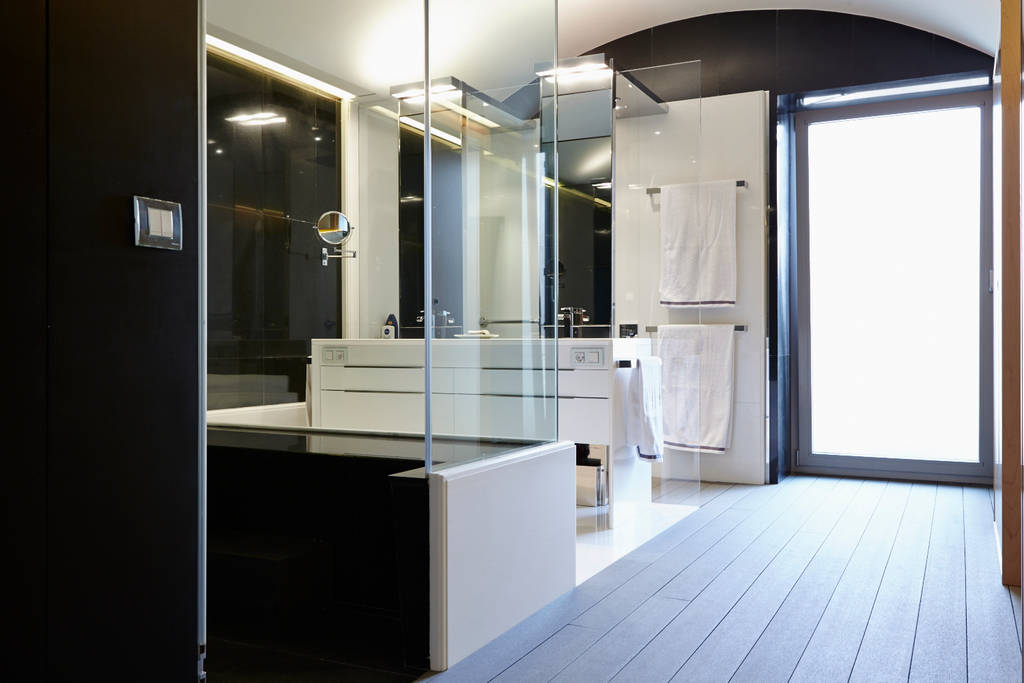 Baño con suelo de tarima técnica de exterior gris – tarimas de autor ...