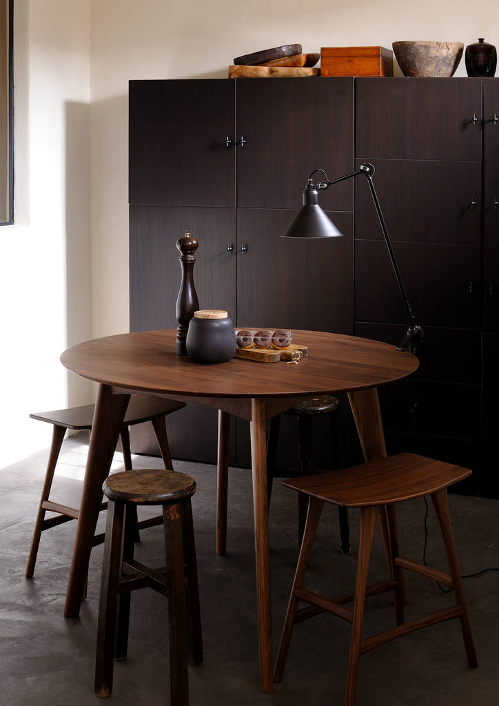 Mesa y bancos de nogal | homify