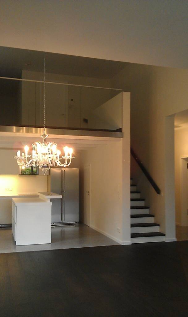 Wohnraum mit offener küche und aufgang zur empore mit arbeitsplatz | homify