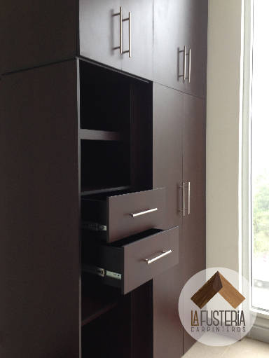 Clóset sencillo en laminado wengué. | homify
