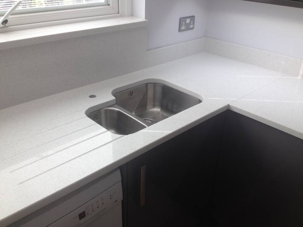 Samsung everest white quartz worktops marbles ltd modern kitchen | homify